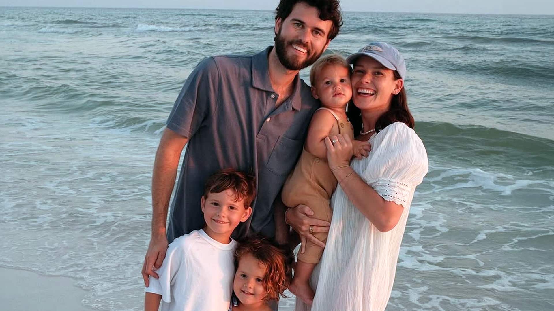 "Duck Dynasty" Star Mary Kate Robertson Shares Sweet Bump Update as She ...