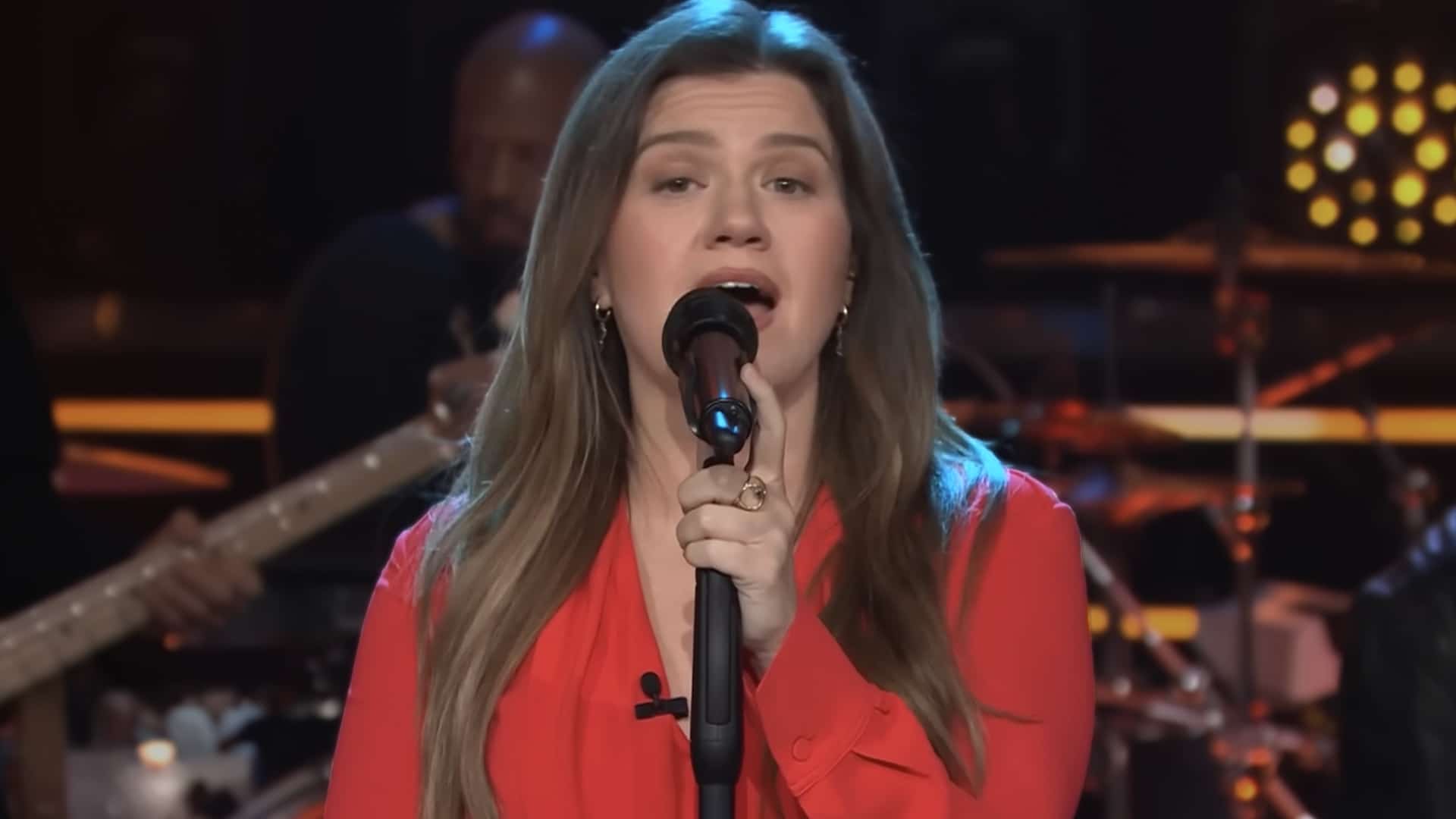 Kelly Clarkson Takes Red Clay Strays Song To Church And Leaves Fans ...