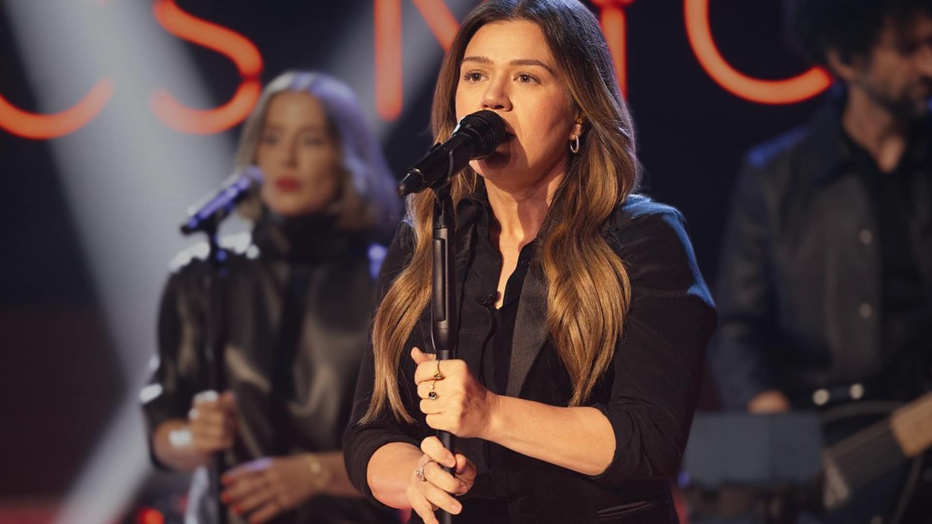 Kelly Clarkson Reportedly Chose Compassion Over Conflict in Brandon ...